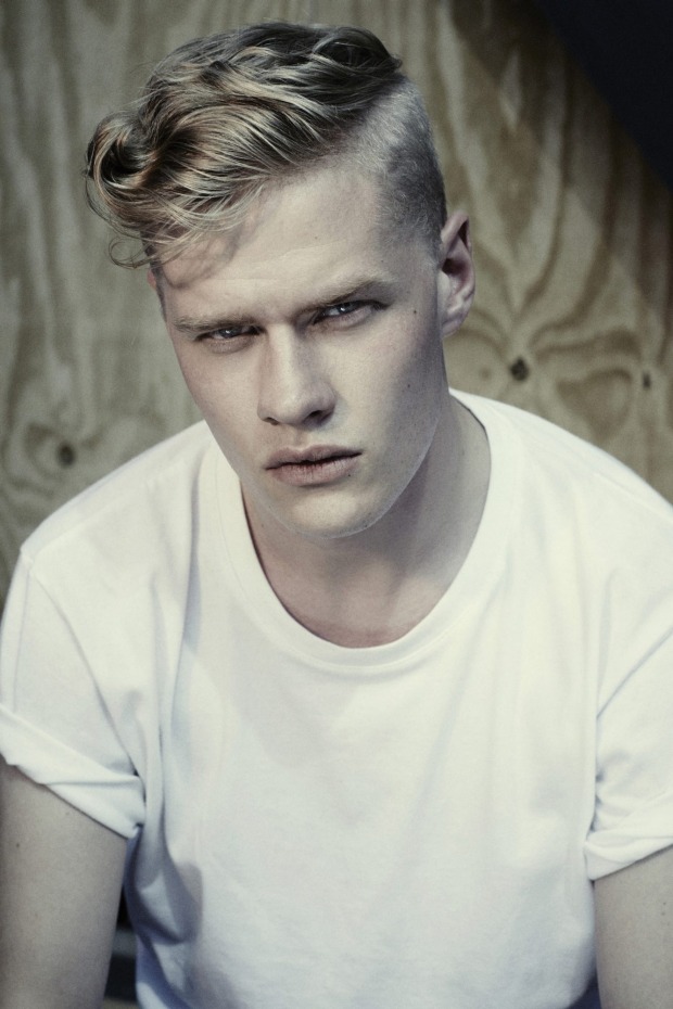 Edward Siddons mẫu nam kể chuyện bị quấy rối tình dục, đối xử khiếm nhã