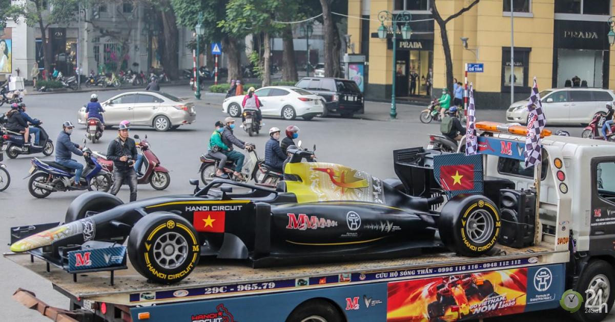Bắt gặp xe đua F1 diễu hành trên đường phố Thủ đô
