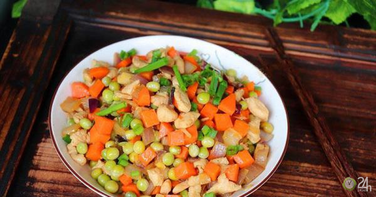 Cách làm gà xào rau củ cực ngon, bé lười ăn bao nhiêu cũng bị "đánh gục"