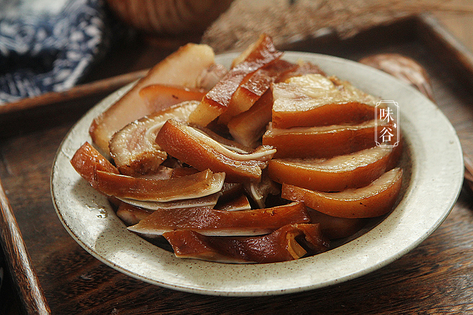 Cách làm tai heo kho xì dầu, mâm cơm ngày mưa gió hết trong "1 nốt nhạc"