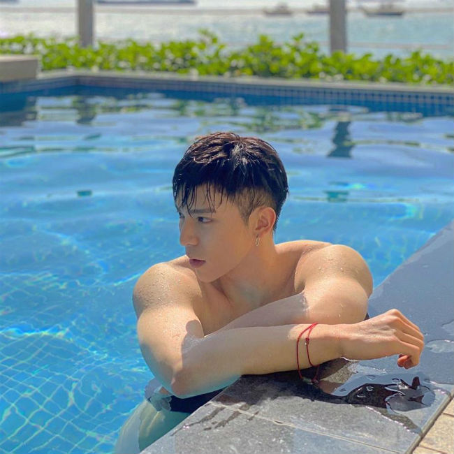 Đôi bạn Erik, Đức Phúc bỗng một ngày vạm vỡ như núi đá nhờ ăn nhiều ...