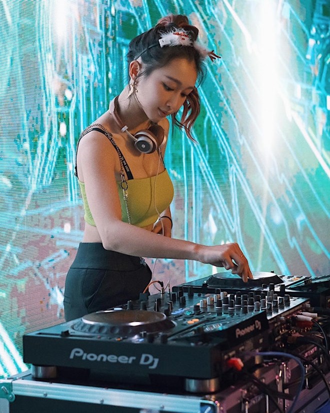 "Nữ thần DJ" thất nghiệp mùa dịch, phải livestream kiếm sống