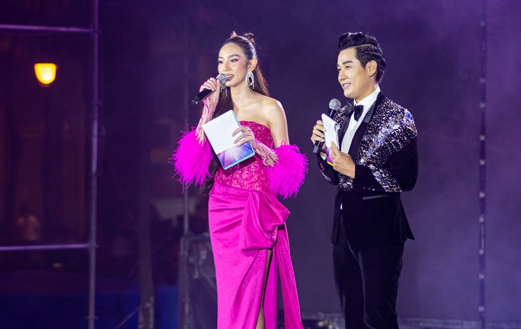 Nguyên Khang ngẫu hứng cover "Bên trên tầng lầu” cùng Thùy Tiên, Tăng Duy Tân