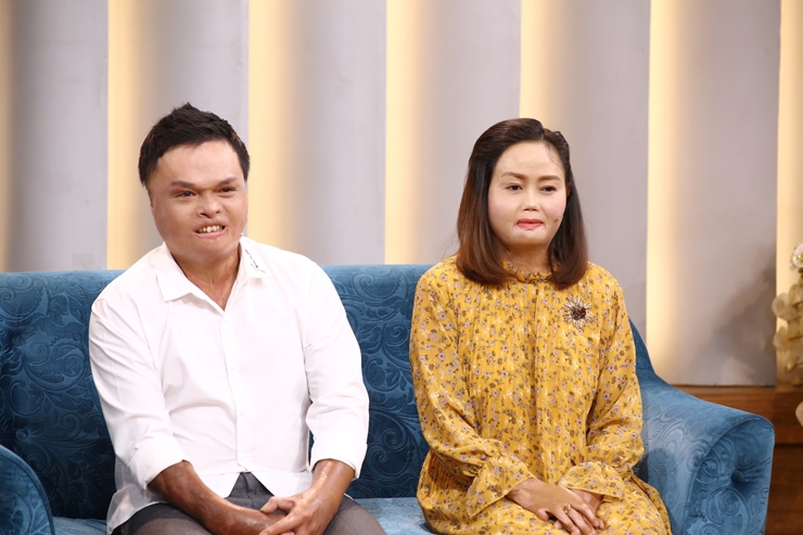 NSND Hồng Vân xúc động, nắm chặt tay người phụ nữ bị chồng tưới xăng thiêu, bỏng 92%