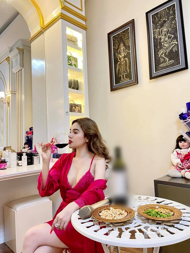 Bất ngờ cuộc sống của người đẹp Campuchia từng bị cấm diễn