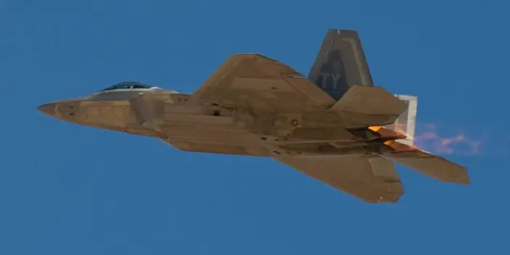 Chi tiết vụ tiêm kích F-22 Mỹ bắn hạ vật thể hình trụ bay trên bầu trời ...