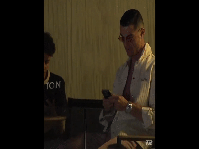 Mike Tyson phải che mặt trước cú đấm của võ sĩ "tí hon" cao 1m2