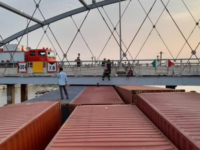 Sà lan chở 300 tấn sắt bị chìm trên vùng biển Mũi Né