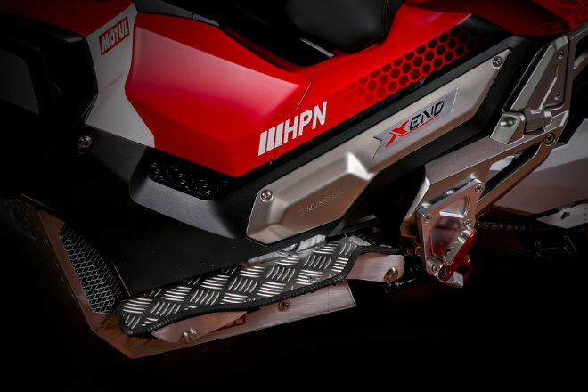 Xe ga Honda X-ADV "lên hương" với dàn áo mới, vành vàng