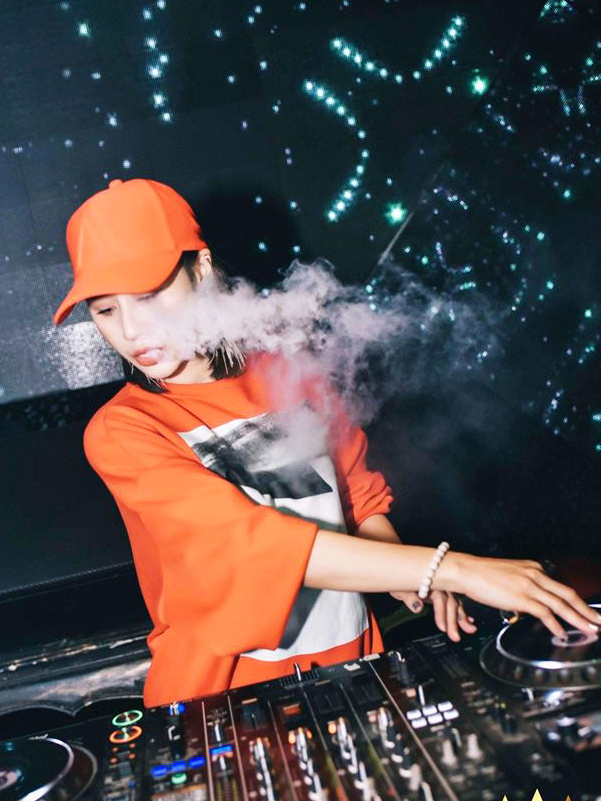 DJ Tiên Moon khoe body nóng bỏng khi đi du lịch cùng chồng cũ Vũ Duy Khánh