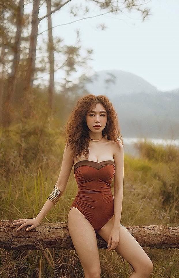 Elly Trần tung ảnh khỏa thân dưới nước, fan tranh cãi nảy lửa