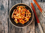 Cánh gà hầm củ cải nóng hổi, mềm ngon