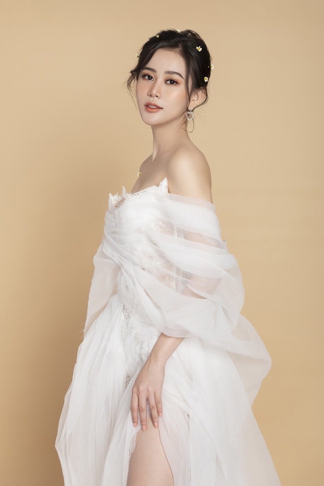 Á hoàng Cao Thùy Trang khoe vẻ đẹp mong manh quyến rũ trong bộ ảnh mới