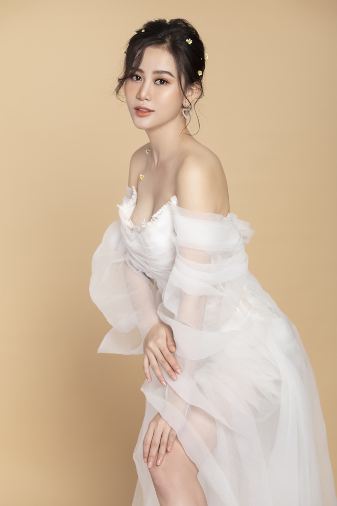Á hoàng Cao Thùy Trang khoe vẻ đẹp mong manh quyến rũ trong bộ ảnh mới