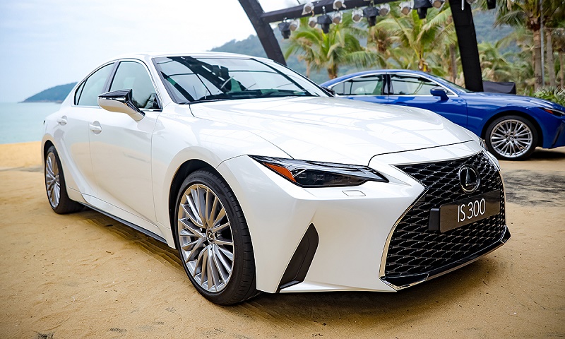 Mercedes-Benz C300 AMG vs Lexus IS300 Standard: Xe sang nào "yêu thương ...