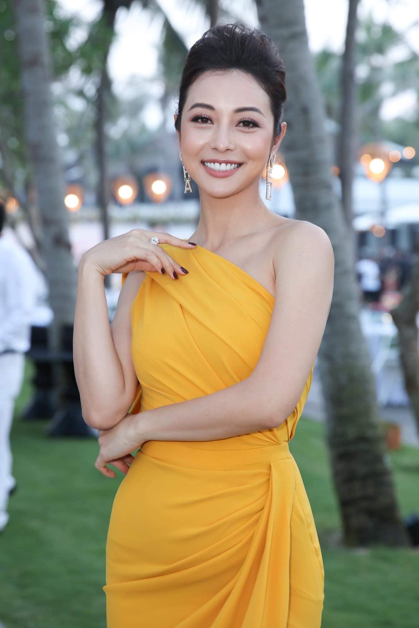 Vì dịch Covid-19, Jennifer Phạm phải chơi "môn nhà giàu" ở phòng khách ...