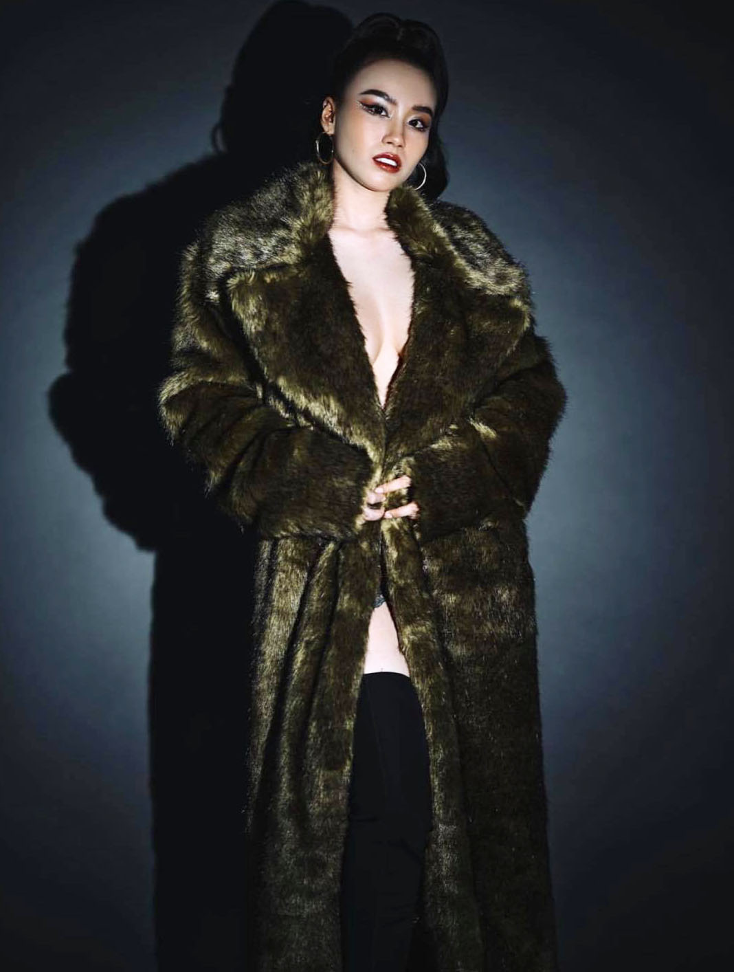 Linh Miu diện áo lông, không nội y giữa mùa hè