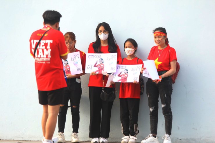 Fan xếp hàng dài, "nhuộm đỏ" sân Cẩm Phả cổ vũ ĐT nữ Việt Nam tranh HCV ...