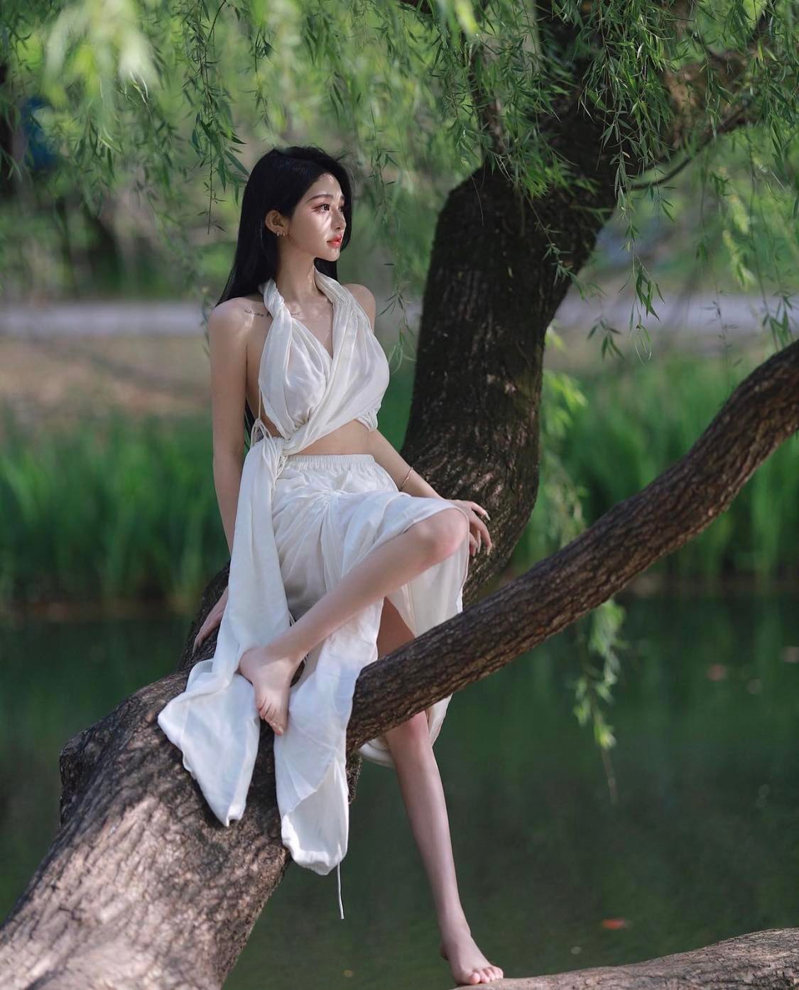 Người đẹp vô danh xinh như mộng, mặc áo yếm lỏng lẻo vẫn đẹp "hút hồn" bên hồ