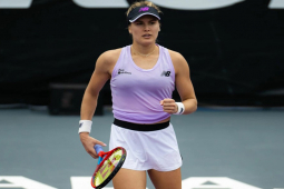 Người đẹp Bouchard bị chỉ trích vì bóng gió "nói xấu" Sharapova