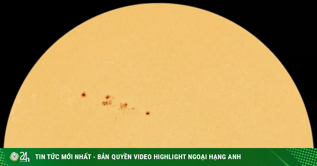 Mặt Trời xuất hiện vết đen có kích thước gấp 4 lần Trái Đất