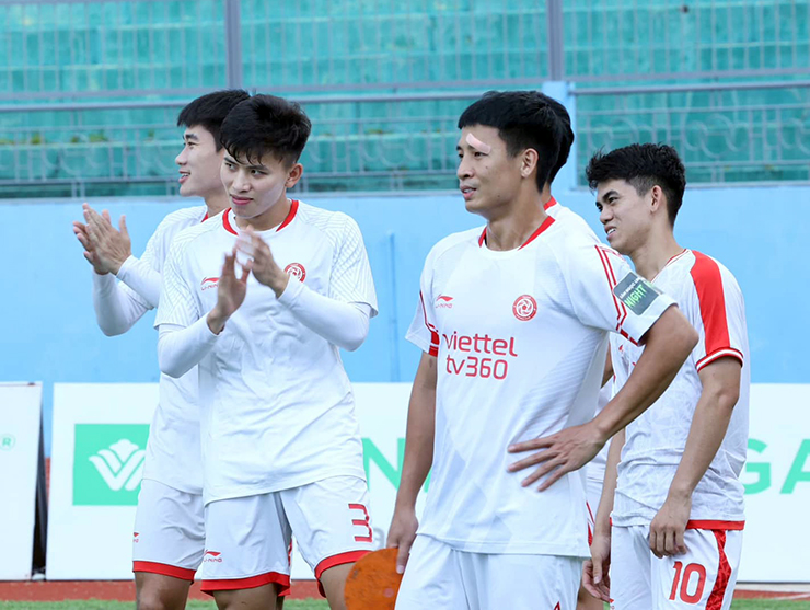 Xôn xao trung vệ Bùi Tiến Dũng bị vợ nói "chưa bao giờ xứng đáng”