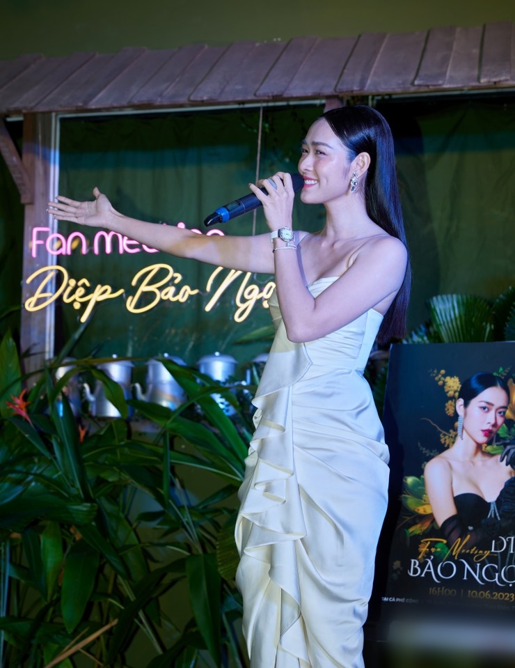 Diệp Bảo Ngọc vỡ òa trong sự chào đón của hàng trăm người hâm mộ