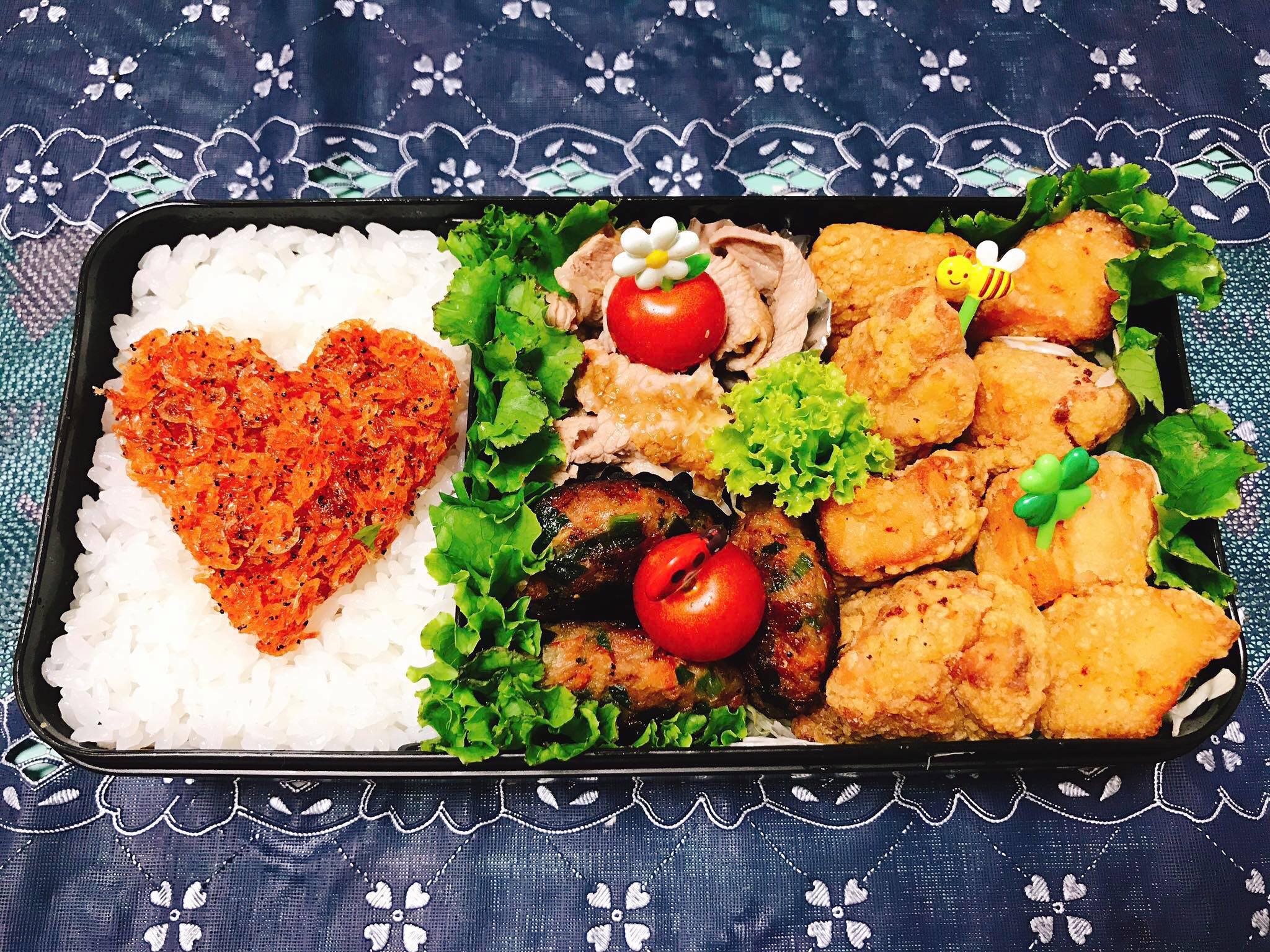 Những hộp cơm bento thịnh soạn của cô nàng "khéo hết phần người ta ...