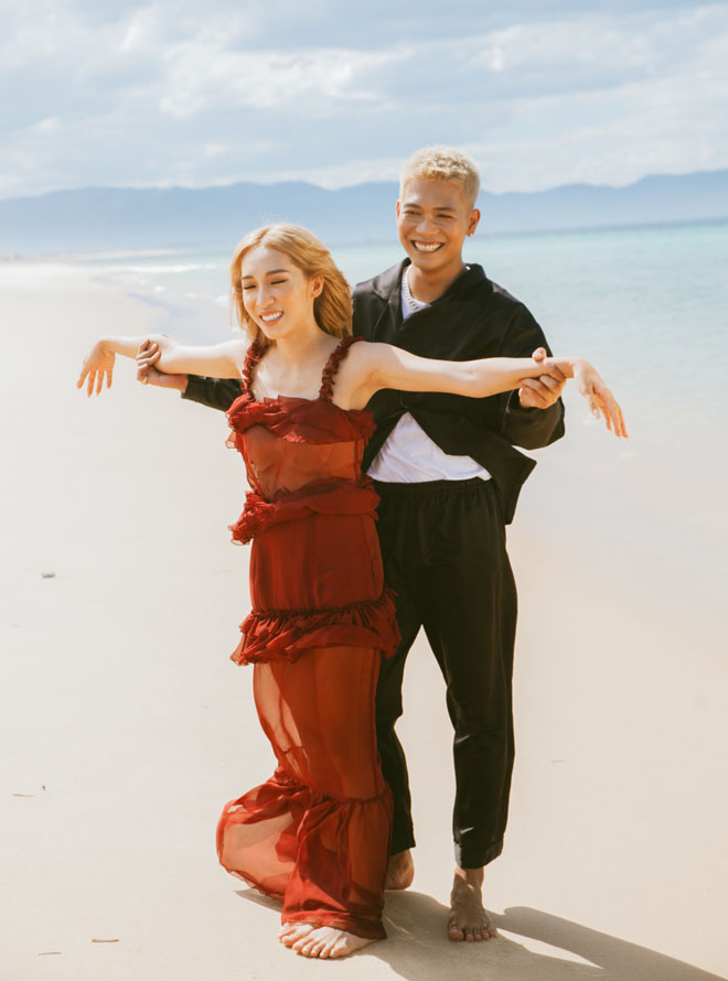 Emily mặc đồ bơi khoe vóc dáng gợi cảm bên ông xã Big Daddy