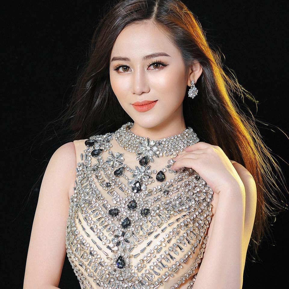 Á khôi Cao Thùy Trang thả vòng 1 nóng bỏng khiến mày râu 'mất tập trung'