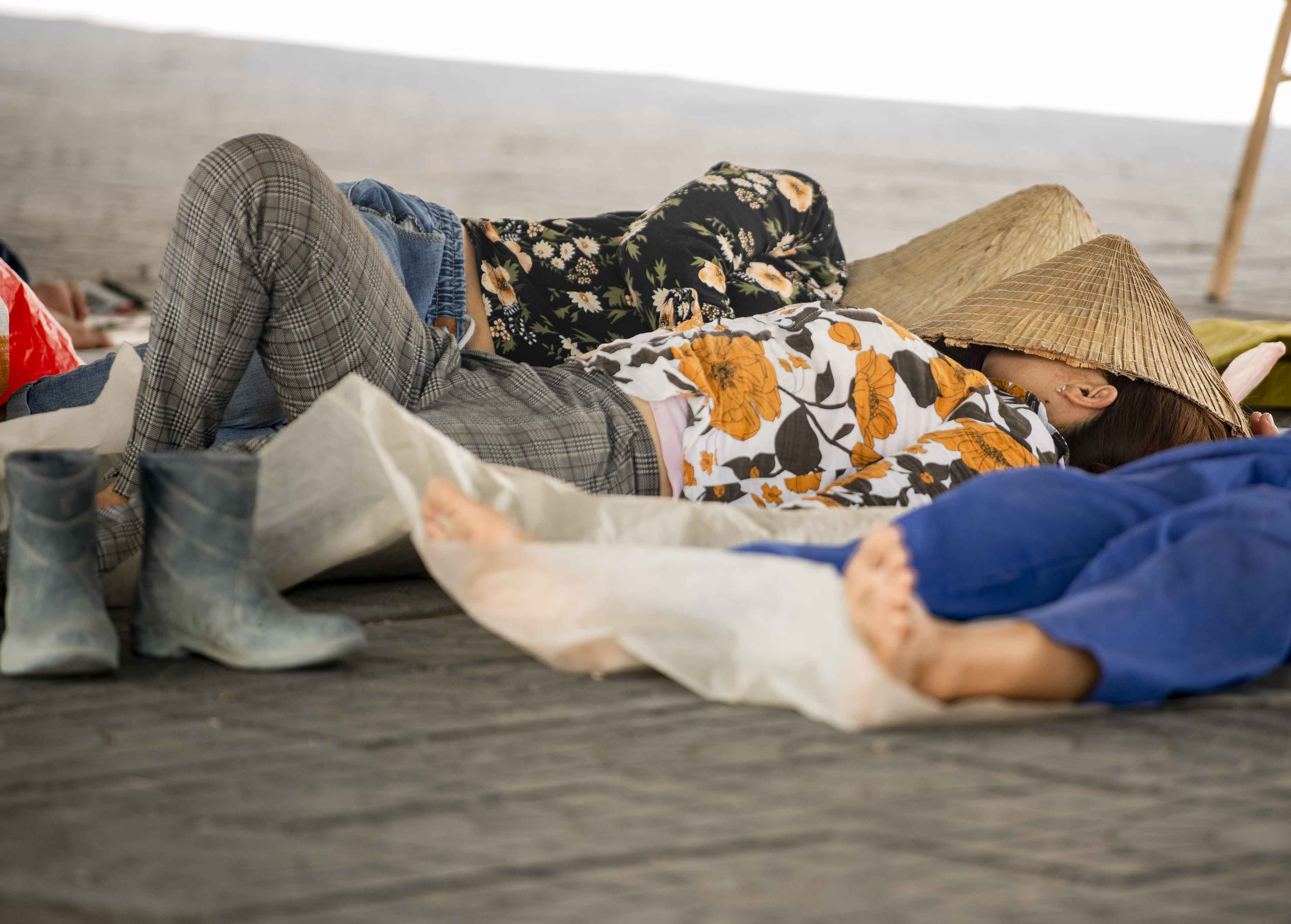 Hà Nội nắng bỏng rát: Người khoác chăn ra đường, người trốn dưới gầm cầu