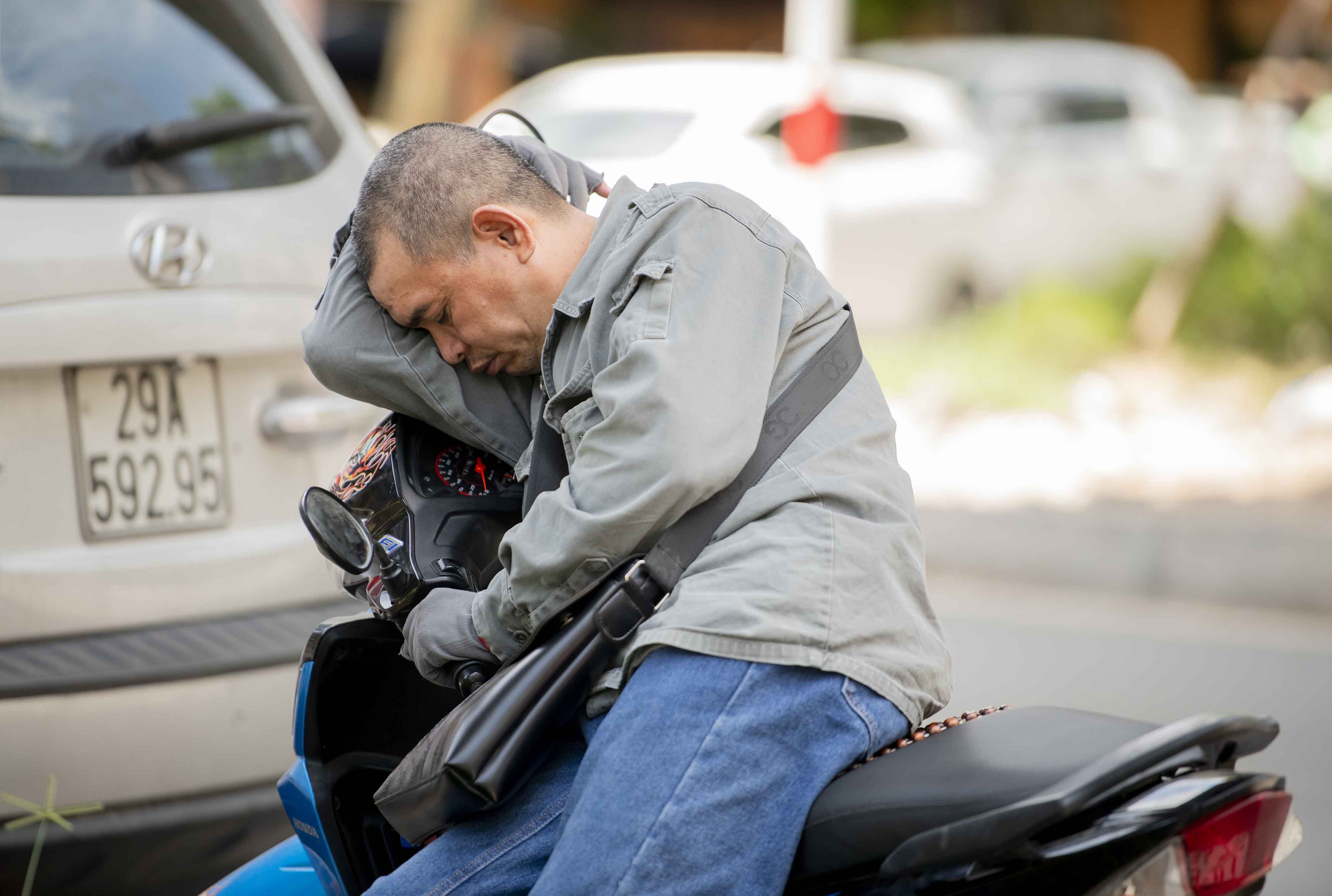 Hà Nội nắng bỏng rát: Người khoác chăn ra đường, người trốn dưới gầm cầu