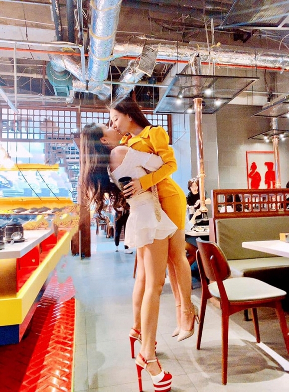 Ngân 98 hôn đồng giới gây sốc sau chia tay nhạc sỹ hơn 16 tuổi