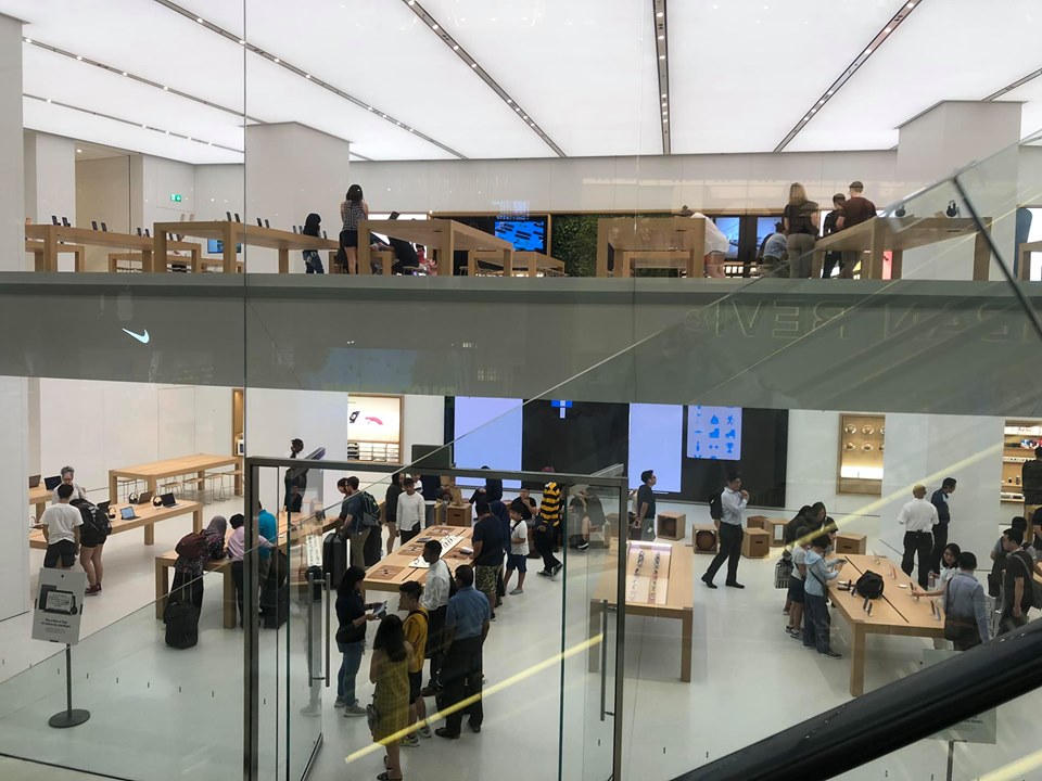 Người Việt "rồng rắn" xếp hàng tại Apple Store Singapore mua iPhone 11
