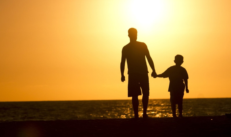 Khi con lạc lối, tình thương của cha là ánh sáng chiếu rọi bước con đi ...