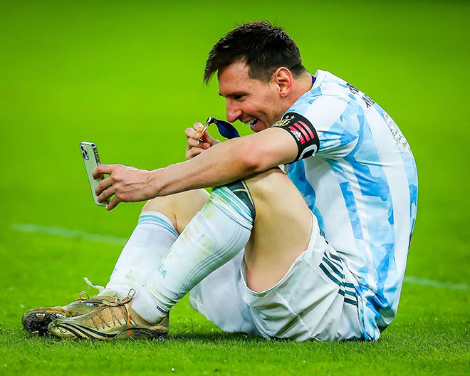 Messi dùng chiếc iPhone này để gọi điện cho vợ khoe huy chương vô địch ...