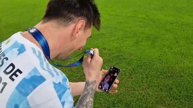 Messi dùng chiếc iPhone này để gọi điện cho vợ khoe huy chương vô địch ...