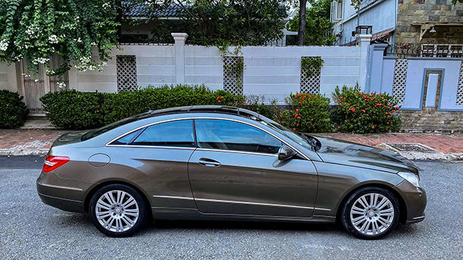 Mercedes-Benz E350 đời cũ rao bán giá ngang Mazda liệu có nên sở hữu?