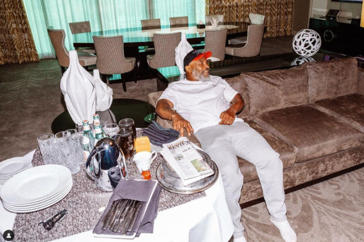 Mike Tyson chống gậy ngồi xe lăn, giật mình hình ảnh mới nhất