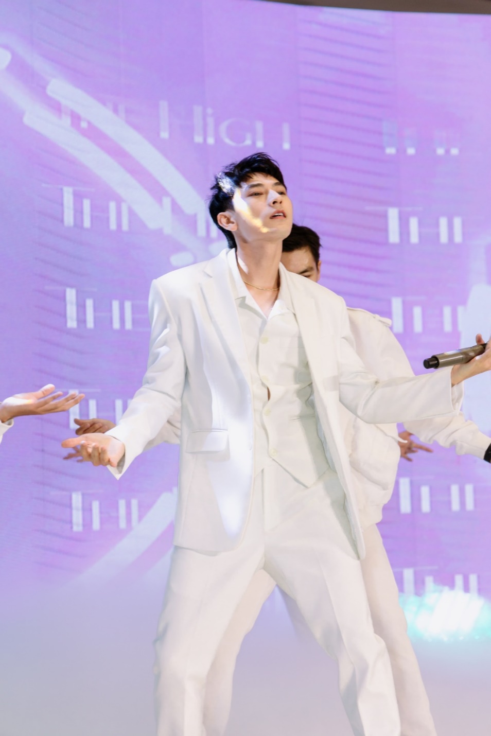 Ca sĩ Isaac – Hòa Minzy cháy hết mình tại sự kiện "Có hẹn với thanh ...