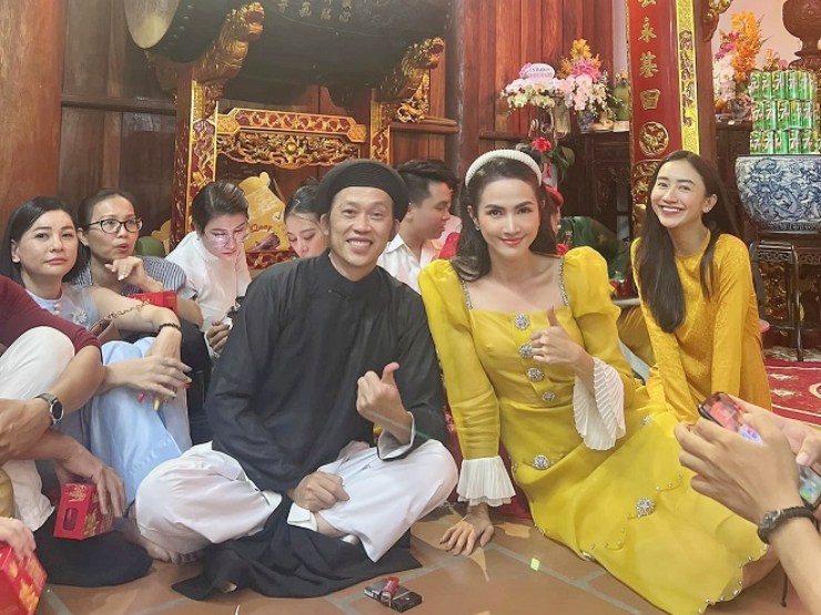 Hình ảnh Hoài Linh hom hem, già nua ở sân bay gây sốt