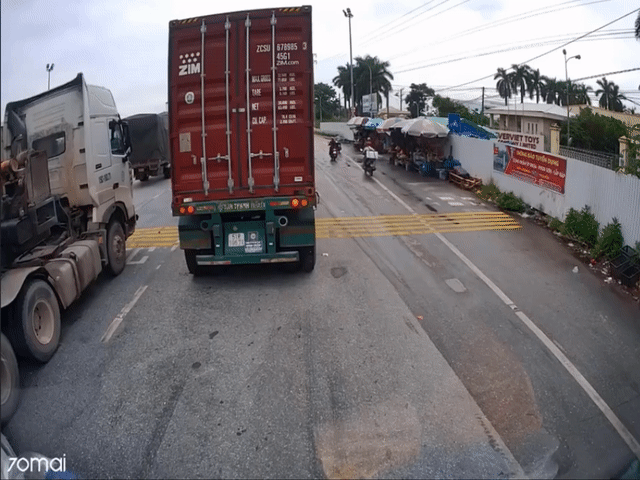 Clip: Xe máy phóng như bay tông xe phía trước gây sốc, 3 người gặp nạn