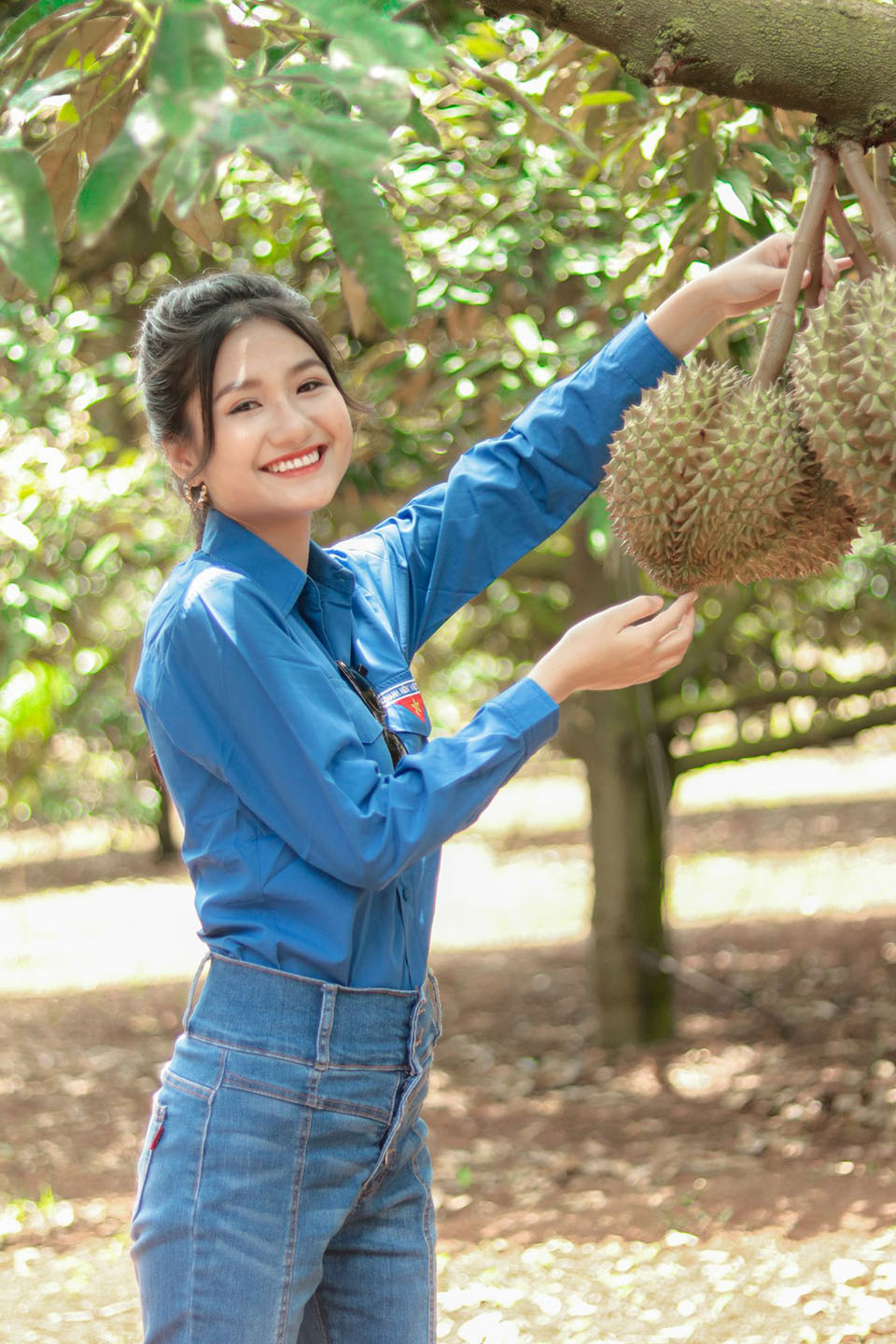 Hoa hậu Nguyễn Thanh Hà được người dân Tây Nguyên chào đón nồng nhiệt