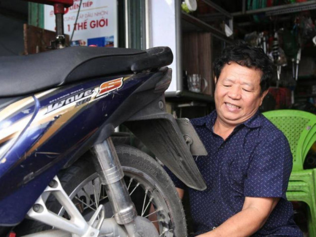 Video: Vừa đăng ký biển số xong, xe ô tô lùi tông sập tường công ty may