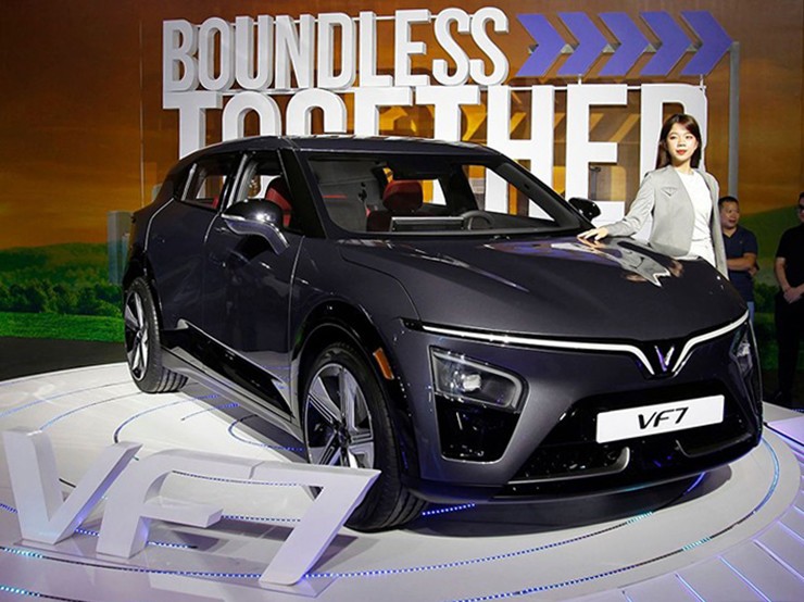 VinFast VF 7 được đại lý nhận đặt cọc, giá dự kiến 760 triệu đồng