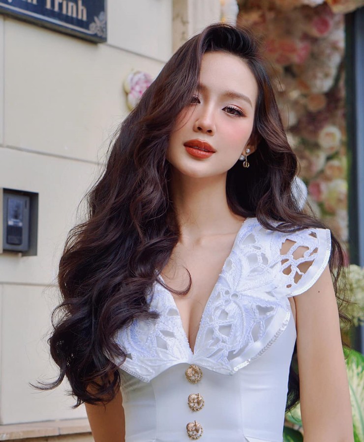 Clip chân dài 22 tuổi mặc áo yếm mỏng manh khoe dáng nuột nà hút hơn 3 triệu view