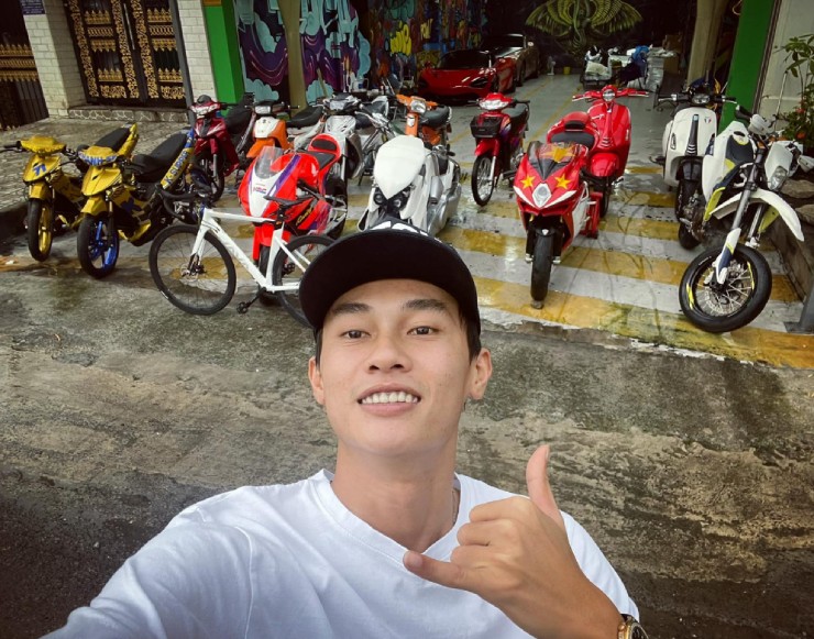 Phan Công Khanh từng xuất hiện bên loạt xe máy đắt đỏ nào?