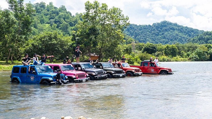 Trải nghiệm xe Jeep trên đa địa hình tại miền Trung nắng gió