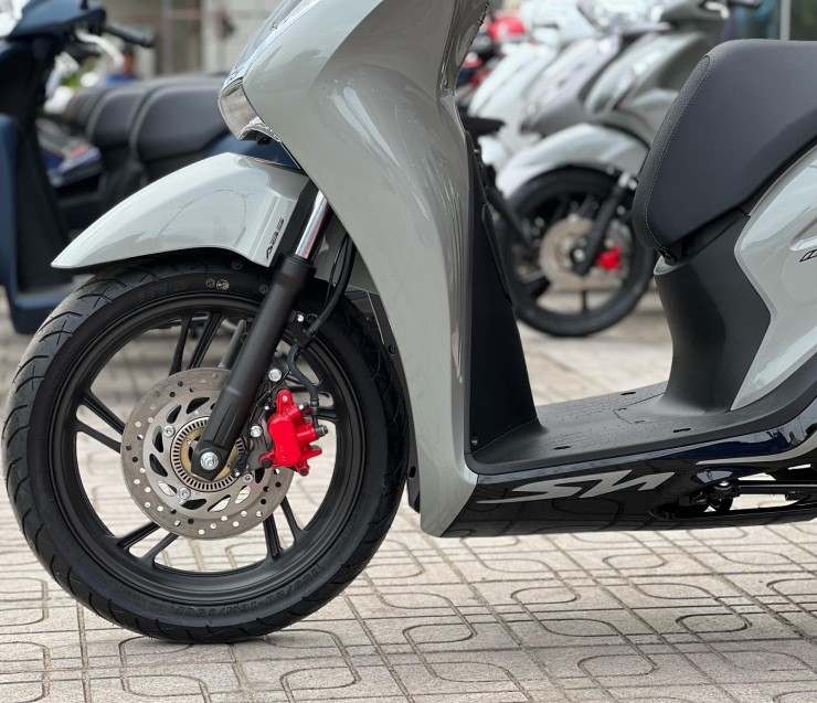 Giá Honda SH160i cuối tháng 7/2023, chênh cao gần 4 triệu đồng