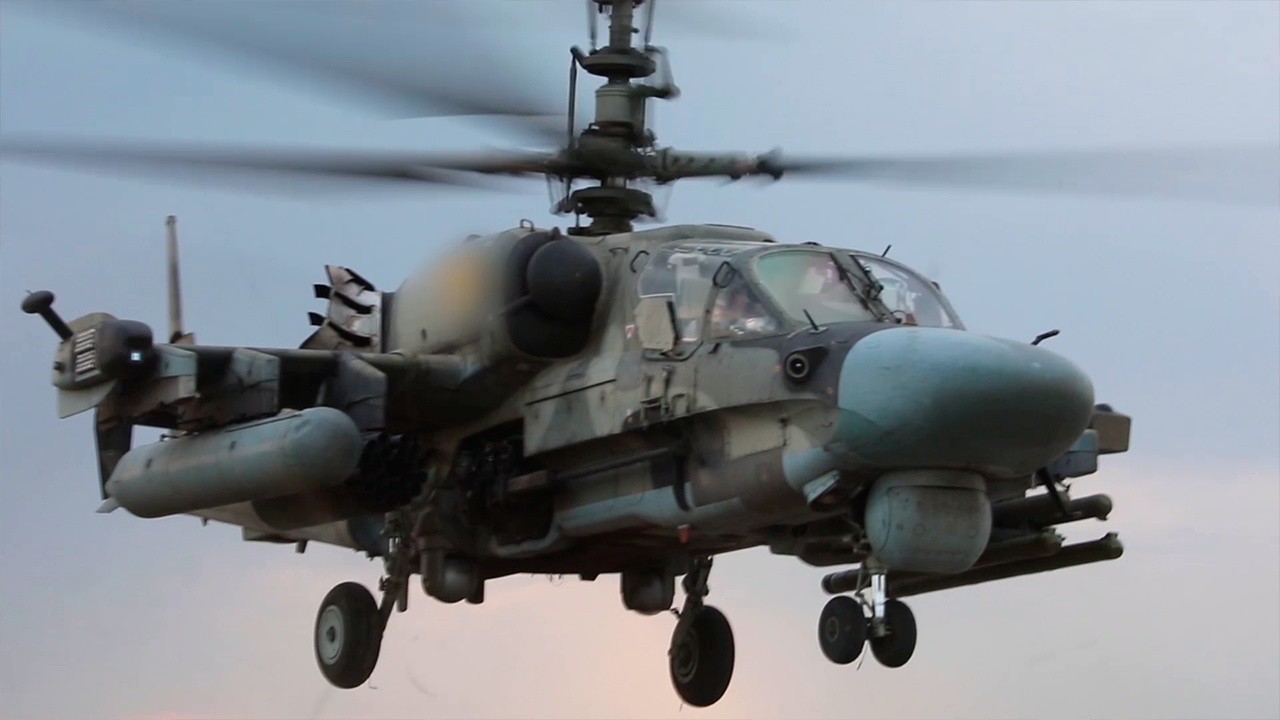 Video: Binh sĩ Ukraine đứng gần xe tăng, không biết trực thăng K-52 Nga ...